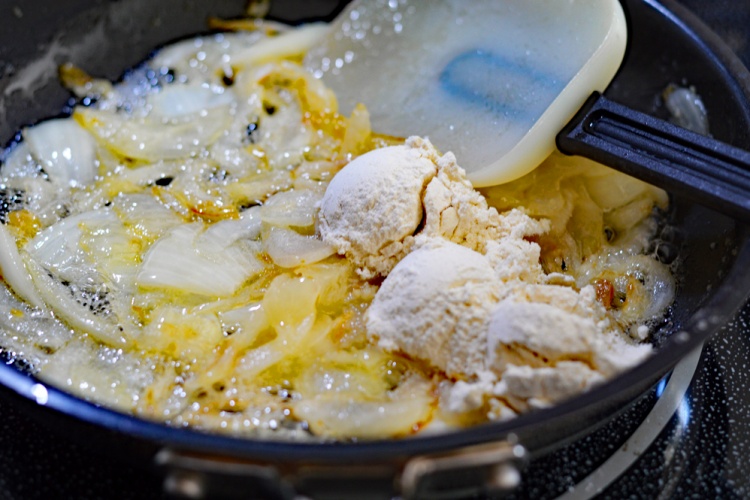 Easy Vegan Thanksgiving Gravy - TheVegLife