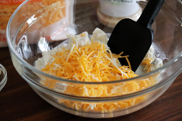 Easy Cheesy Garlic Biscuits Recipe (Bisquick Recipe) - TheVegLife