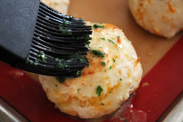 Easy Cheesy Garlic Biscuits Recipe (Bisquick Recipe) - TheVegLife