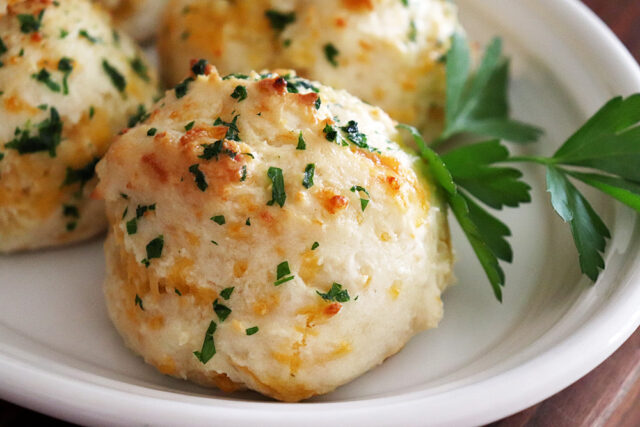 Easy Cheesy Garlic Biscuits Recipe (Bisquick Recipe) - TheVegLife